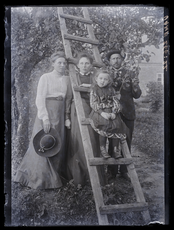 Perekond - mees, naine, nooruk - Ajapaik