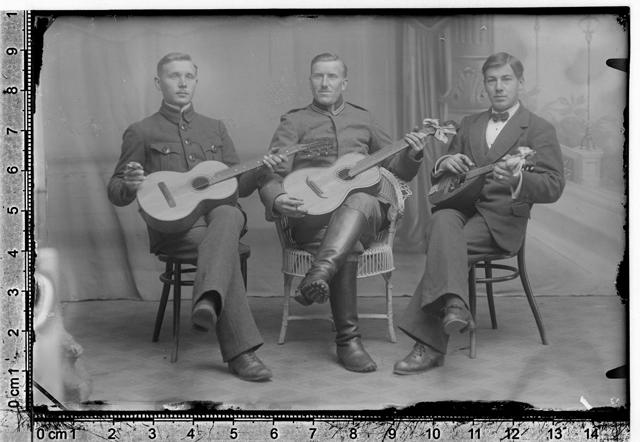 Kaks meest kitarridega, üks mandoliiniga. – Jakob Bokmann - Ajapaik