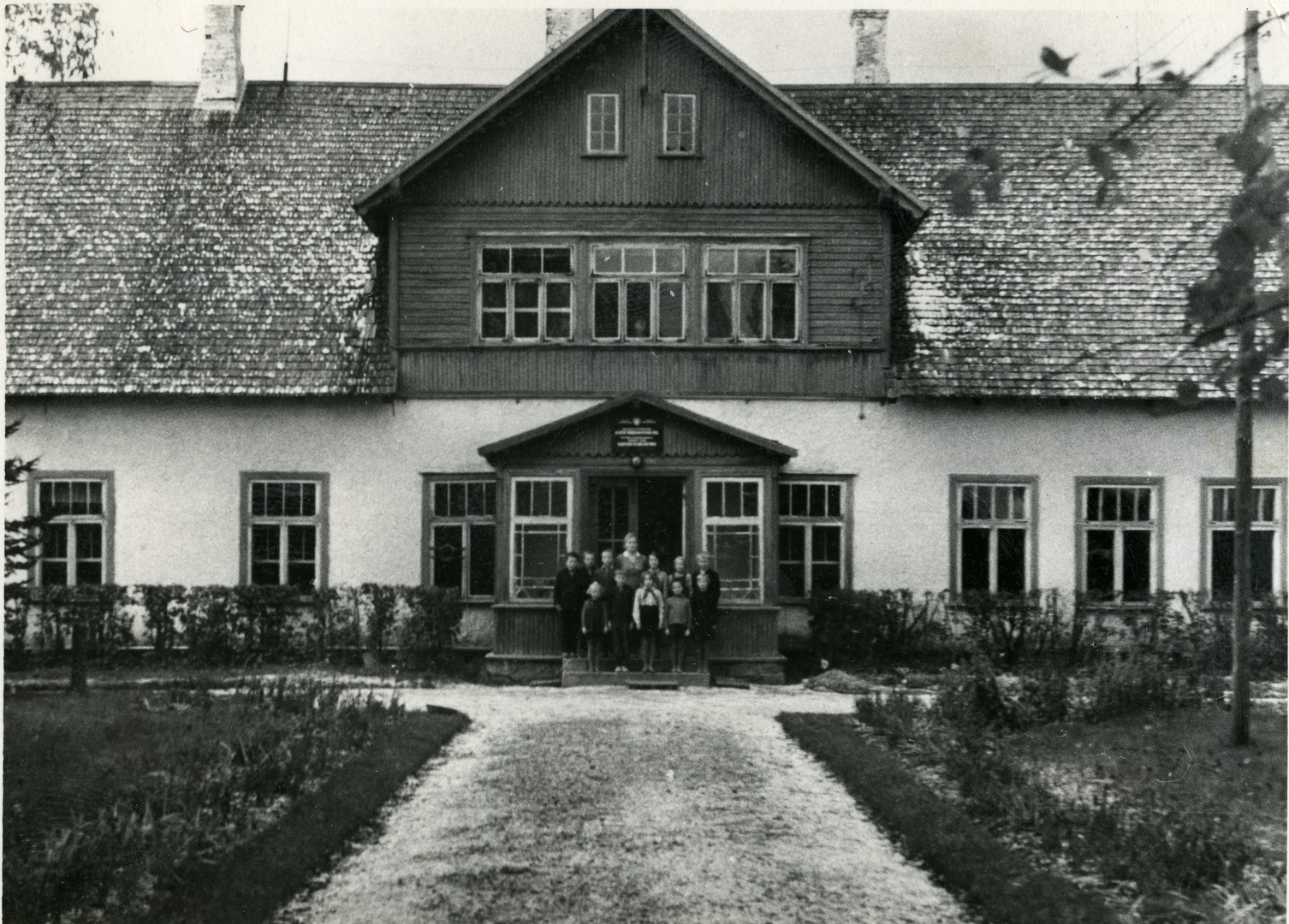 Alavere 8-kl School building - Ajapaik