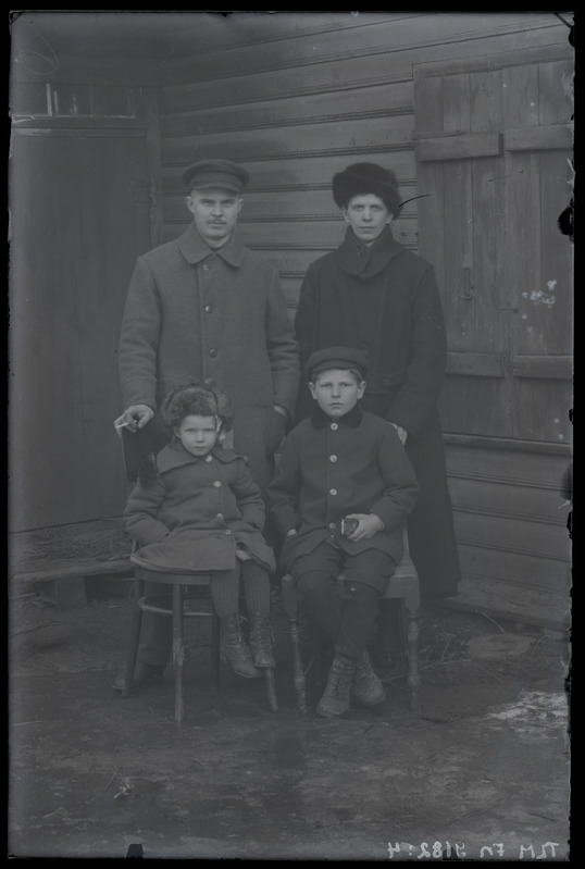 Isa, ema ja kaks last - Ajapaik