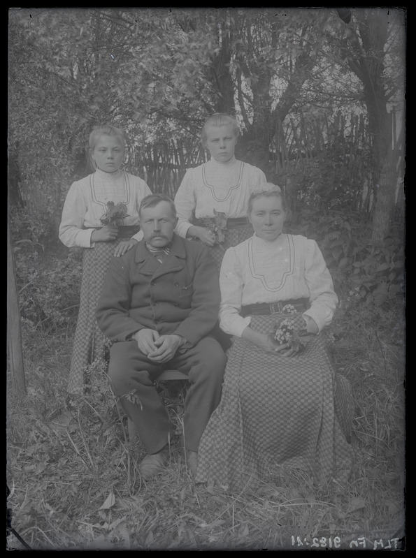 Isa, ema ja kaks tütart - Ajapaik