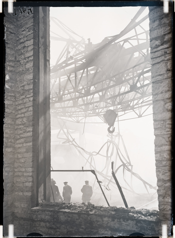 Piirituse vabriku sisevaade peale põlemist – Hans Soosaar - Ajapaik