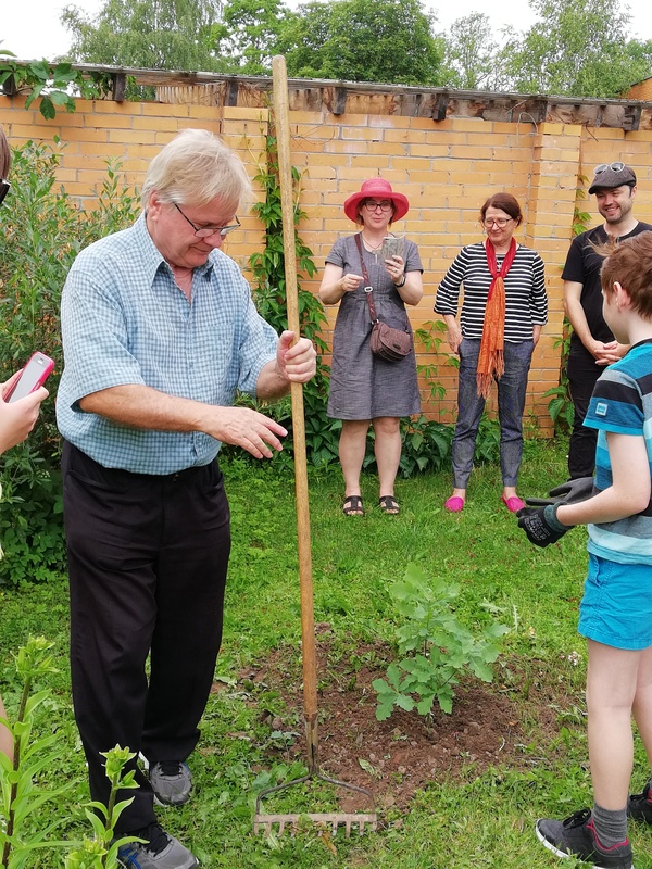 Foto. Gunnar Neeme mälestuseks tamme - Ajapaik