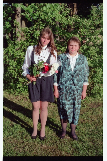 Pagari Kooli lõpuaktus; lõpetaja sõbrannaga – Jaak Eelmets - Ajapaik