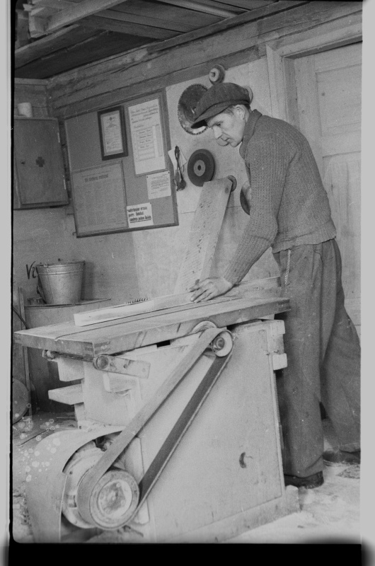 Tisler töökojas freespingiga (höövelpingiga?) tööt – Leopold Matt - Ajapaik