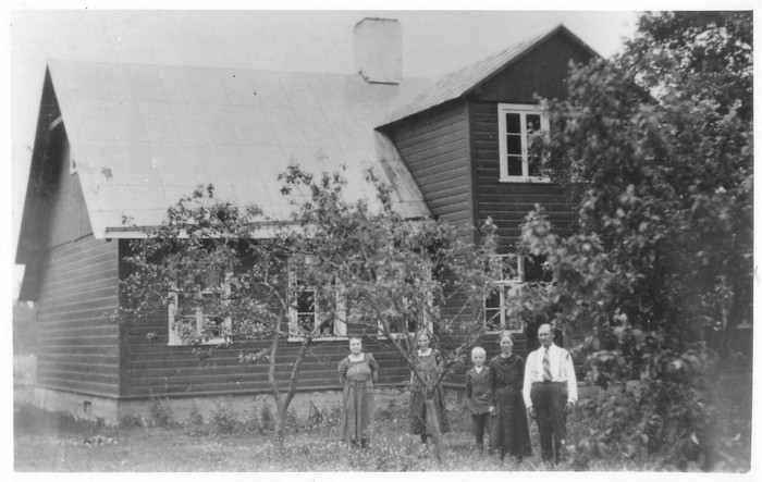 Perekond Kiibus oma kodu ees - Ajapaik