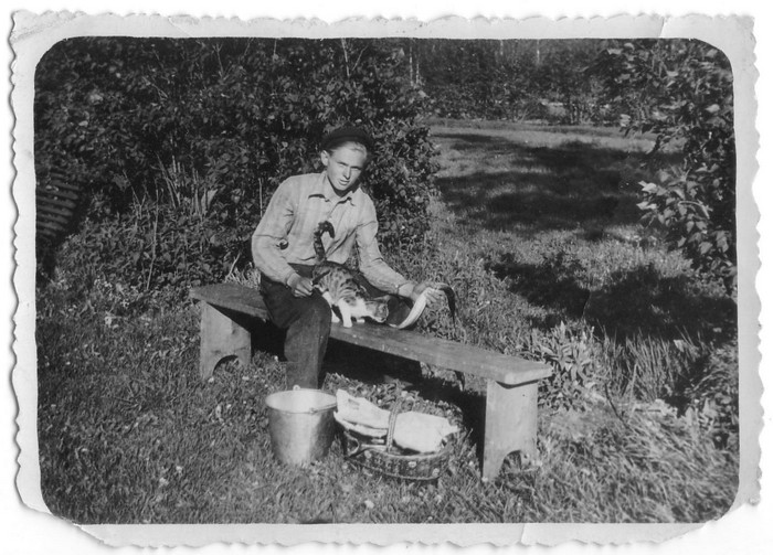 Uudo Viilukas angerjat puhastamas, pingil - Ajapaik