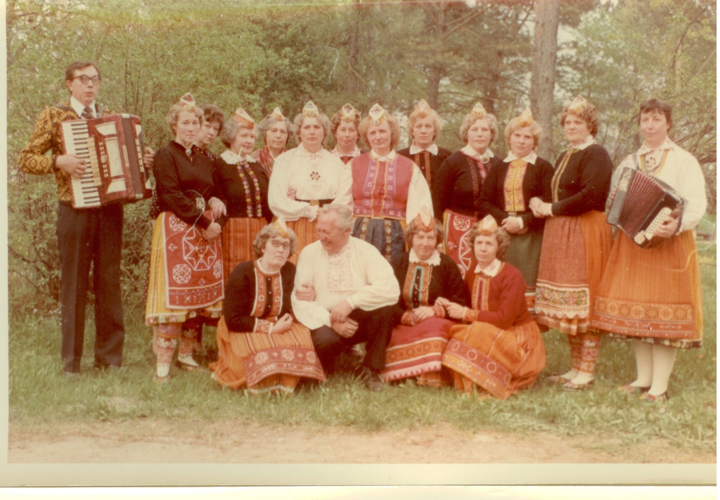 Hellamaa tantsurühm "Ätses" - Ajapaik