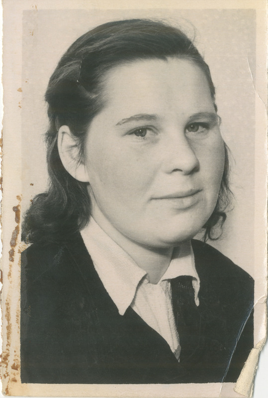 Foto, must-valge. Naise portree - Ajapaik