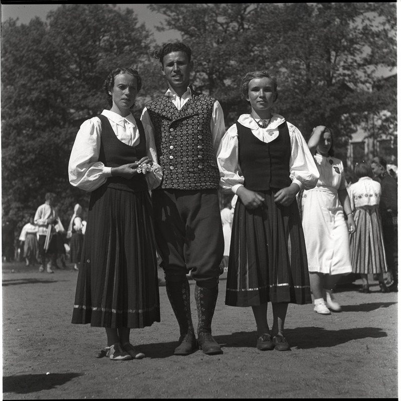 Grupipilt: mees ja kaks naist – Carl Sarap - Ajapaik