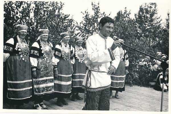 Grupifoto. Eesti regilaulu ansambel "Hellero" - Ajapaik