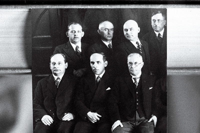 Eesti kirjanikud (vasakult istuvad) August – Salomon Rosenfeld - Ajapaik