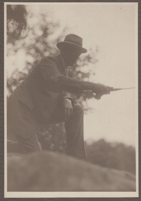 Mees jõe ääres kala püüdmas. – K. Akel - Ajapaik