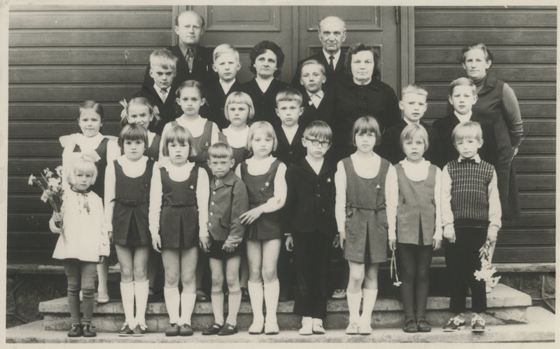 Samliku algkooli õpilased ja õpetajad. - Ajapaik