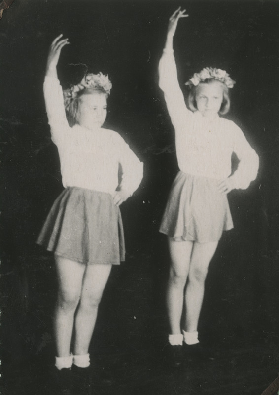 Samliku kooli kaks tantsutüdrukut esinemas - Ajapaik