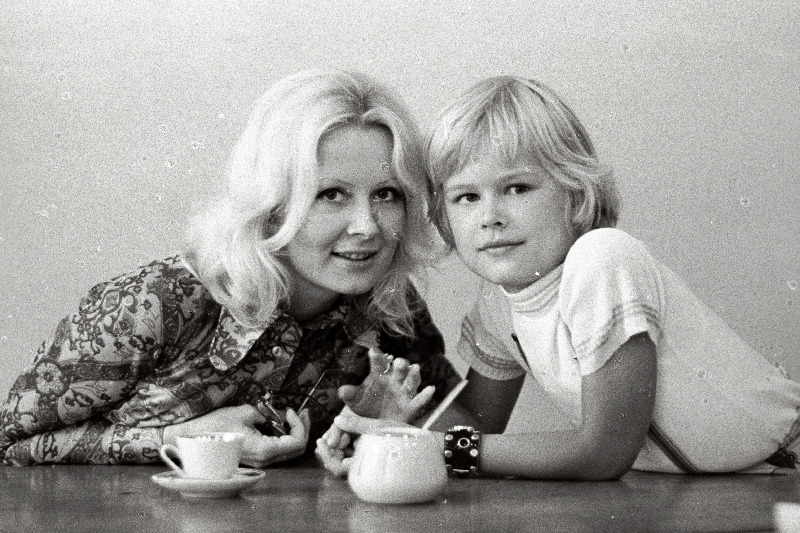 Filminäitleja Eve Kivi koos poeg – Mati Hiis - Ajapaik