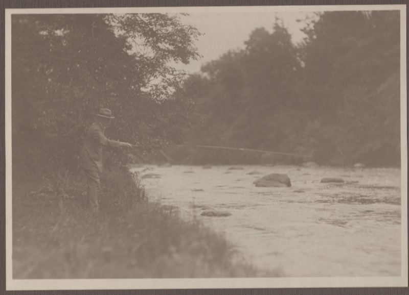 Mees jõe ääres kala püüdmas. – K. Akel - Ajapaik