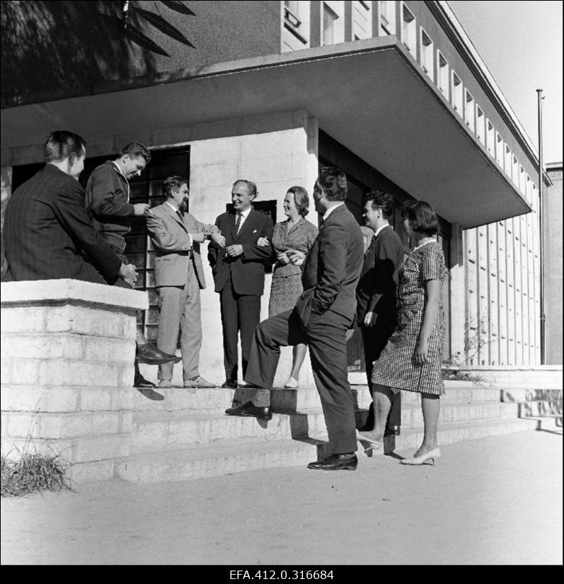 Grupp Televisiooni tegelasi ja saatest – Valdur-Peeter Vahi - Ajapaik