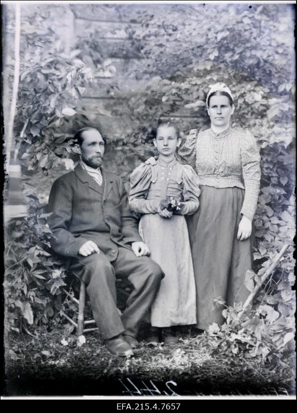 Perekond Suits aias. – Jaan Riet - Ajapaik