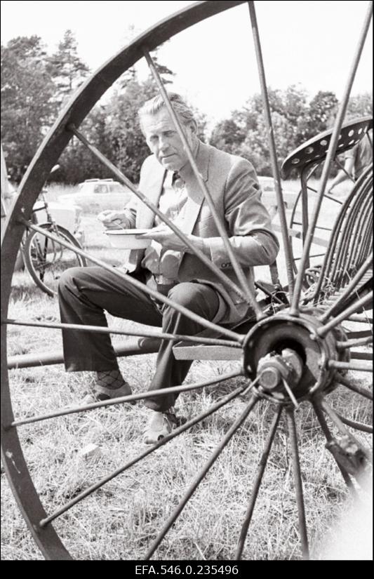 Pintsaku ja lipsuga mees istub – Harald Leppikson - Ajapaik