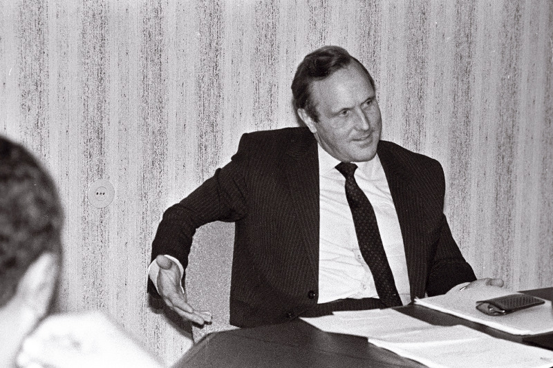 Majandusminister Jaak Leimann laua taga. – Albert Truuväärt - Ajapaik