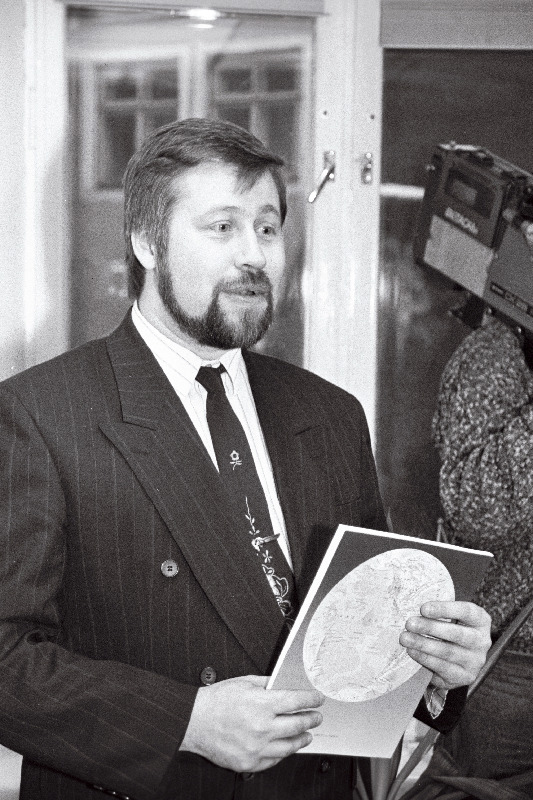 Koolivalitsuse juhataja Georg Aher kooliatlasega. – Peeter Langovits ...