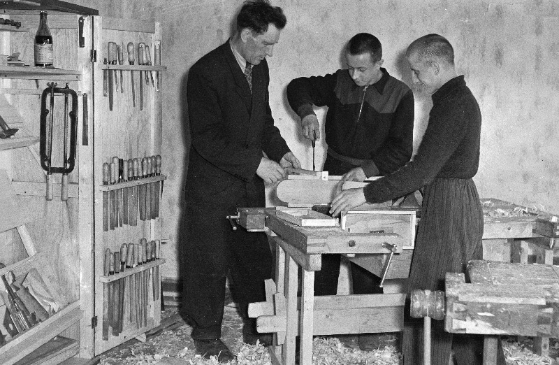 Luhamaa 7-klassilise Kooli õpilased puutöökojas – Olesk, R. - Ajapaik