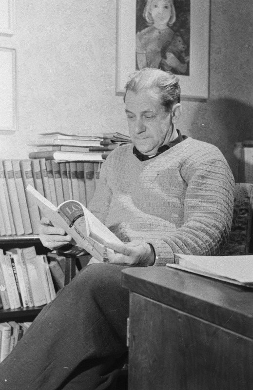 Kirjanik Osvald Tooming oma kodus. – Gunnar Loss - Ajapaik