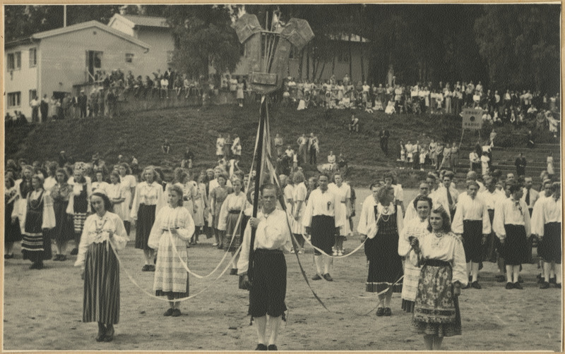 Muruplatsil seismas rahvariietes inimesed, arvatav - Ajapaik