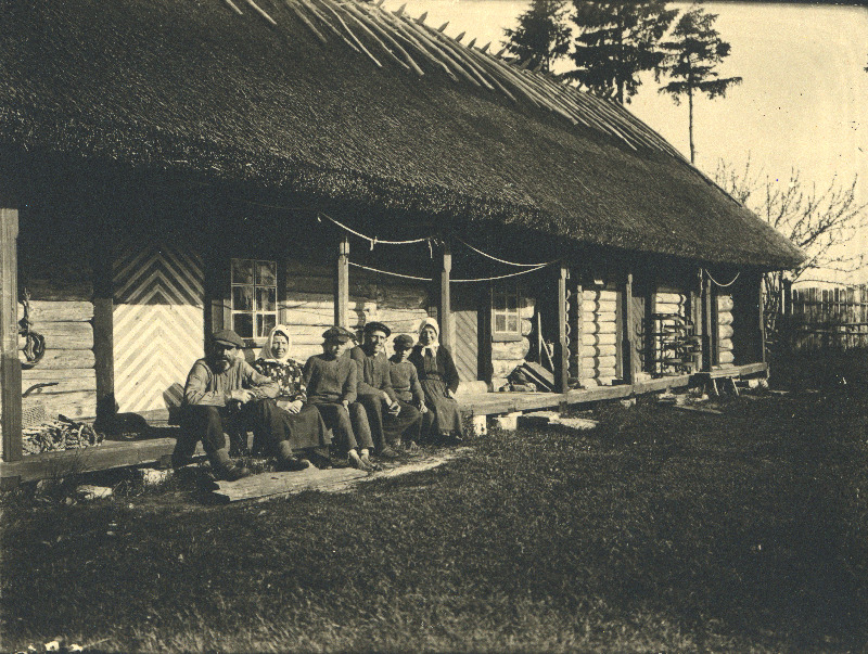 Paali talu pere aida ees – Kuusik, W. - Ajapaik