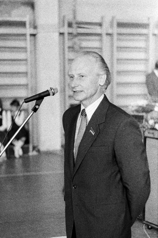 Esimesel koolipäeval Taebla Keskkoolis kõneleb – M. Naumov - Ajapaik