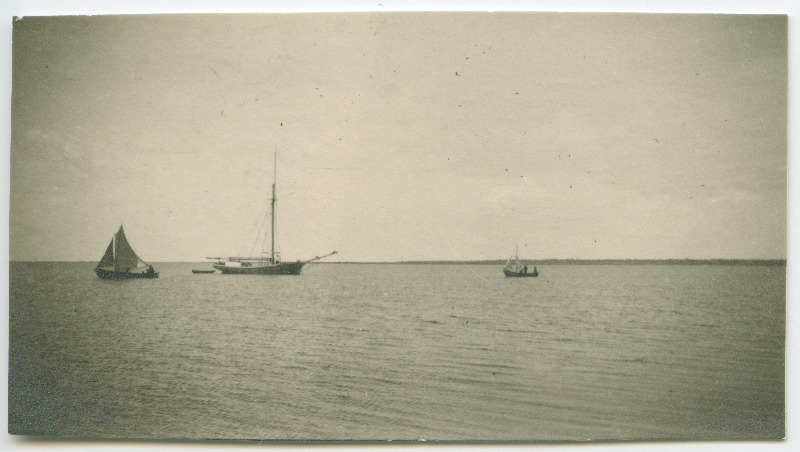 Kolm purjelaeva merel, taamal rannik - Ajapaik