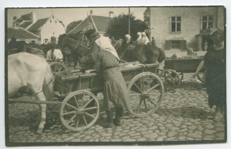 Inimesed vankritega linnatänaval - Ajapaik