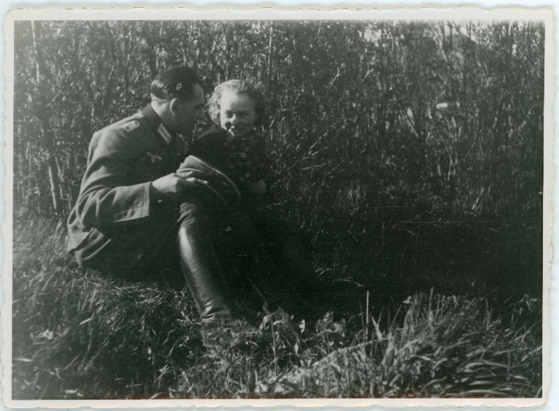 Oskar Uuga koos naisterahvaga murul - Ajapaik