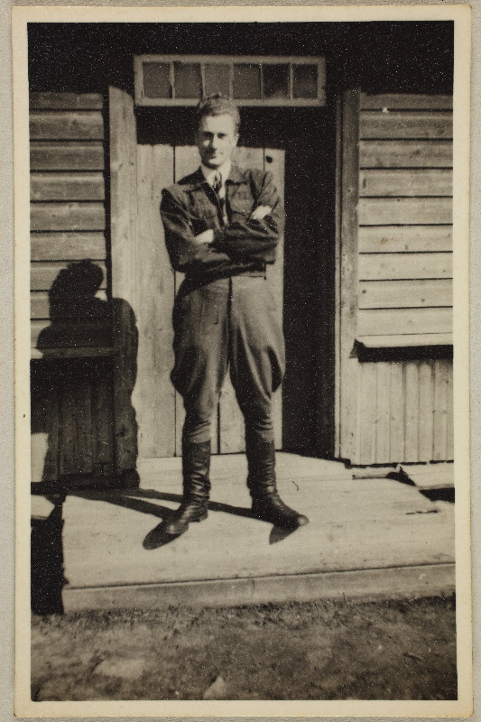 Tuvastamata mees seismas maja välisukse - Ajapaik