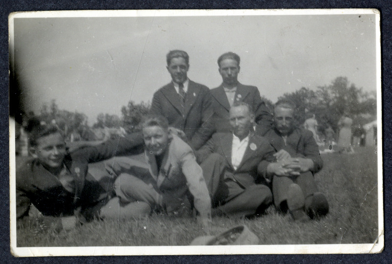 Kuueliikmeline ülikonnas noormeesteseltskond mingi - Ajapaik