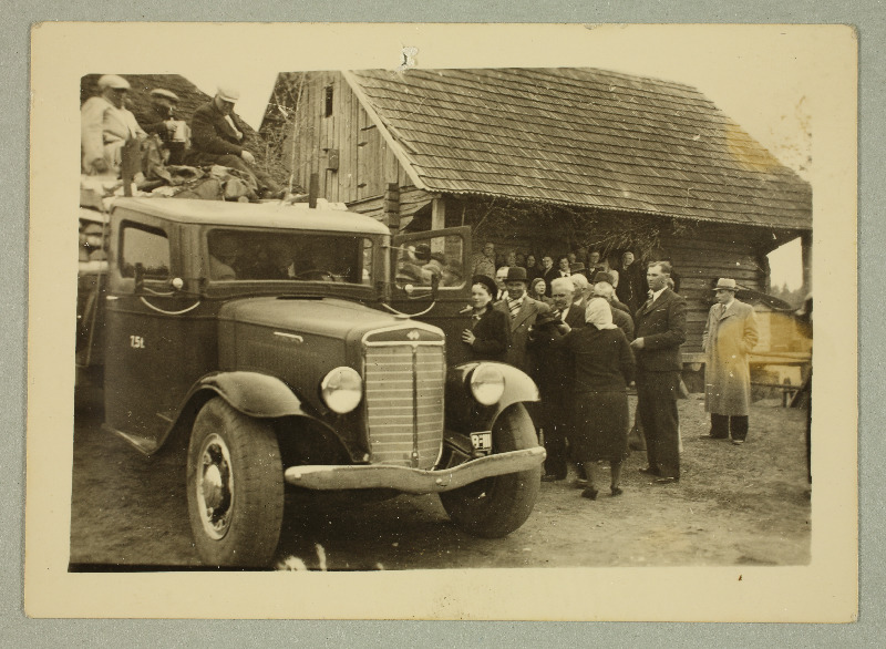 Fotol veoauto puukoormaga, väike maja - Ajapaik