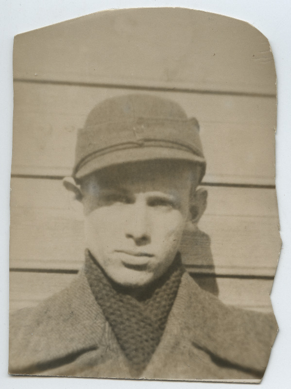 Endel Tehver toetamas vastu majaseina - Ajapaik