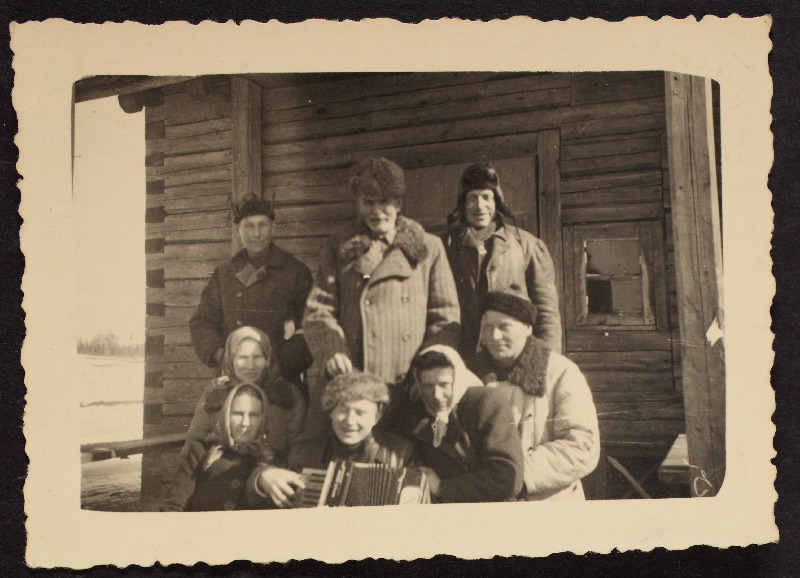 Seltskond talvisel ajal majatrepil seismas - Ajapaik