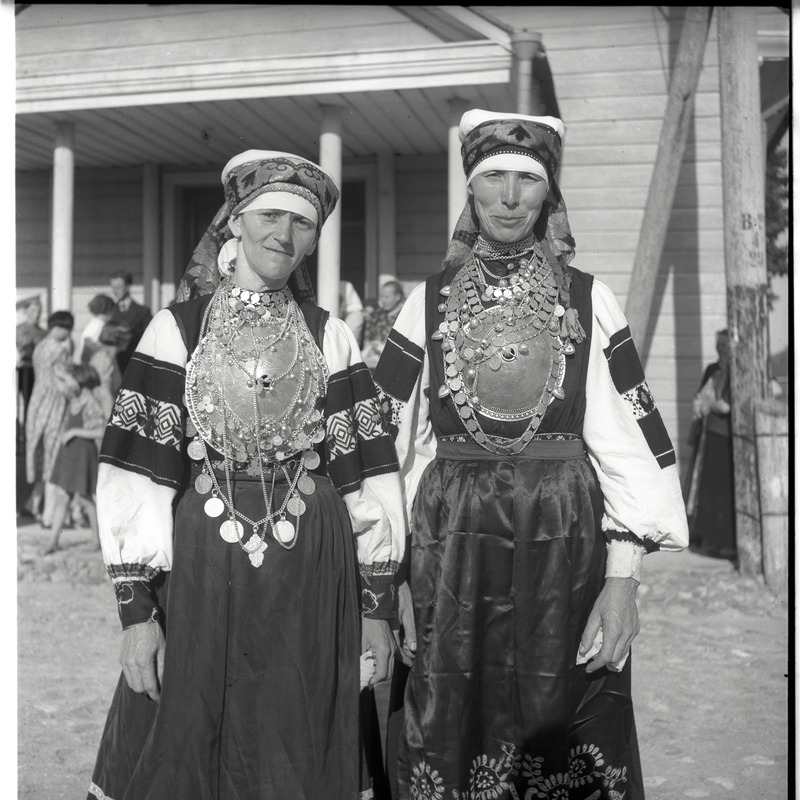 Petseri, setu pulmad, kaks rahvariietes – Carl Sarap - Ajapaik