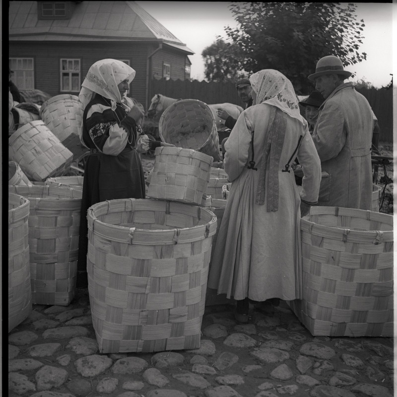 Petseri laat, setu rahvariietes naised – Carl Sarap - Ajapaik