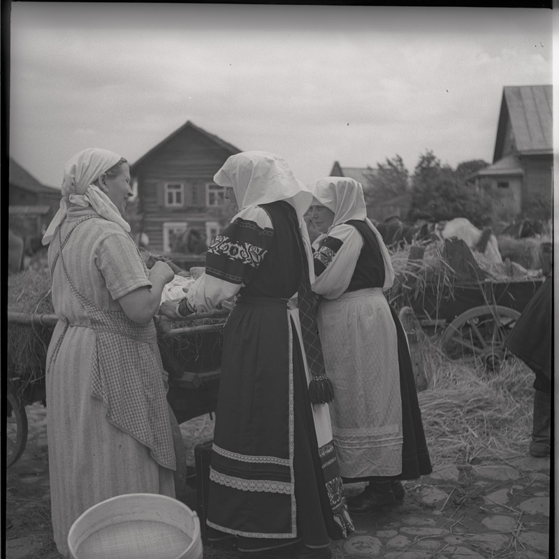 Petseri laat, setu rahvariietes naised – Carl Sarap - Ajapaik