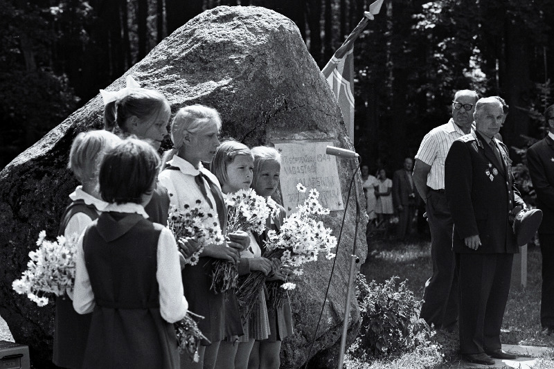 Alatsikivi Keskkooli pioneerid mälestuskivi juures – Armin Alla - Ajapaik