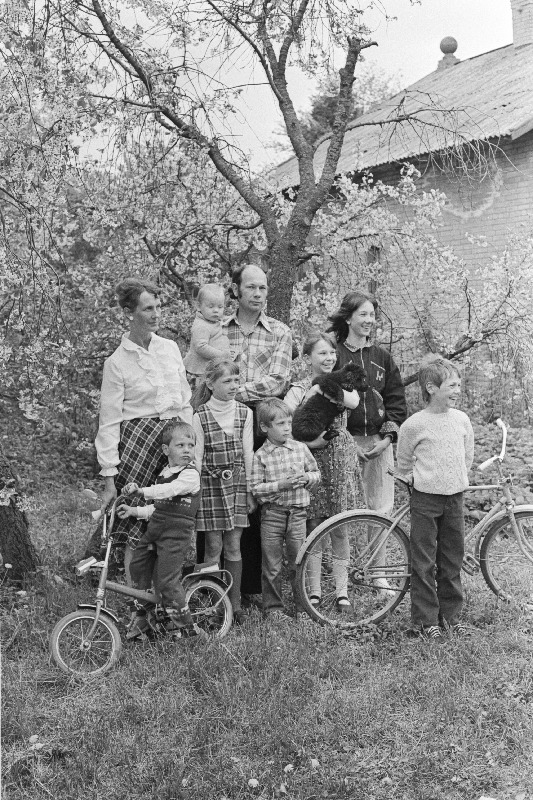 Paljulapseline perekond Laasi. Tagareas ema – I. Trapido - Ajapaik