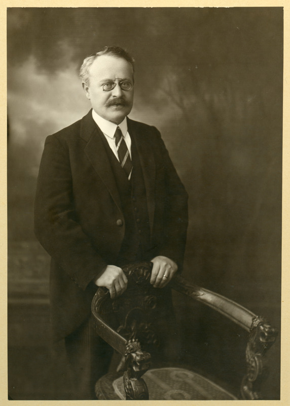 Ludvig Puusepp seismas tooli taga - Ajapaik