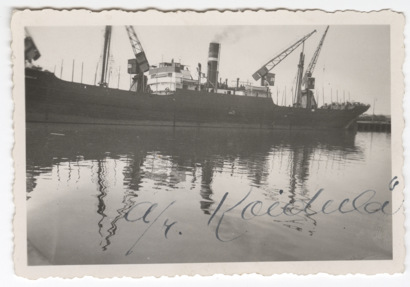 Kaubaaurik "Koidula" seismas sadamas kai - Ajapaik