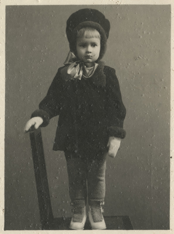 Luule Visnapuu väikse lapsena tooli - Ajapaik