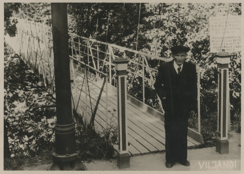 Vanem meesterahvas Viljandi rippsilla juures - Ajapaik