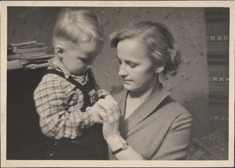 Ellen Niit poja Toomasega. - Ajapaik