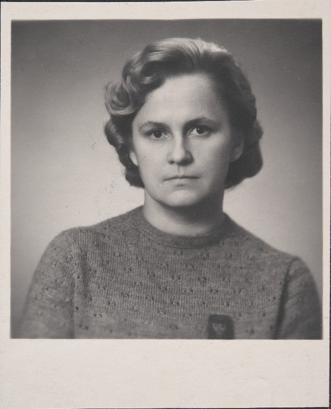 Portreefoto. Kirjanik Ellen Niit. - Ajapaik